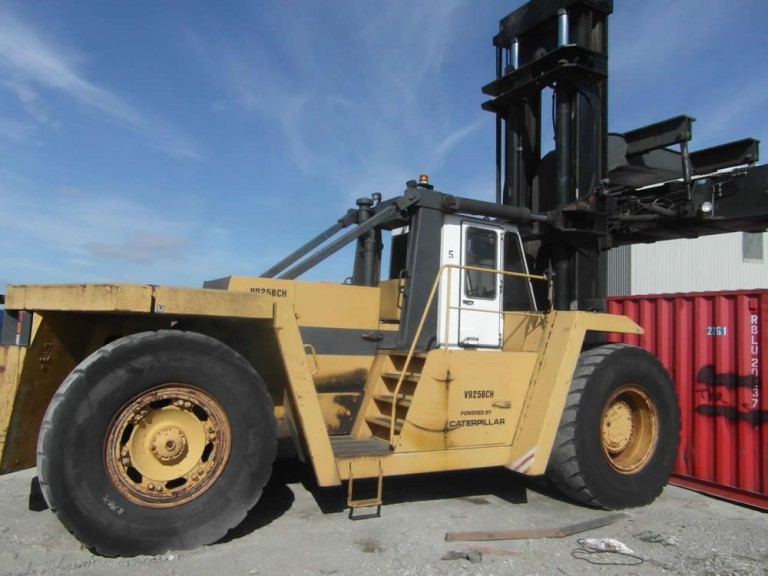 IMCDb.org: Caterpillar V 900 in "War of the Worlds, 2005"