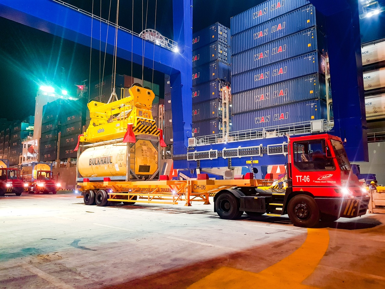 reachstackers container handlers forklifts ro-ro tractors port handling ...